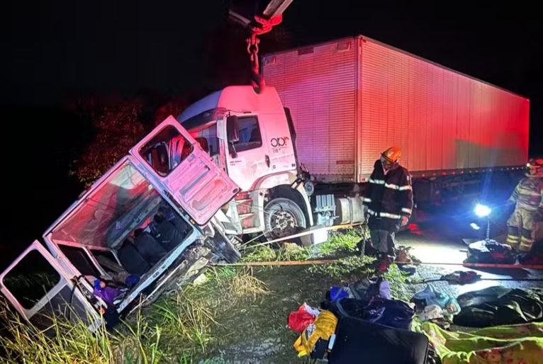 Batida entre carreta e micro-ônibus deixa nove mortos e 10 feridos na BR-251